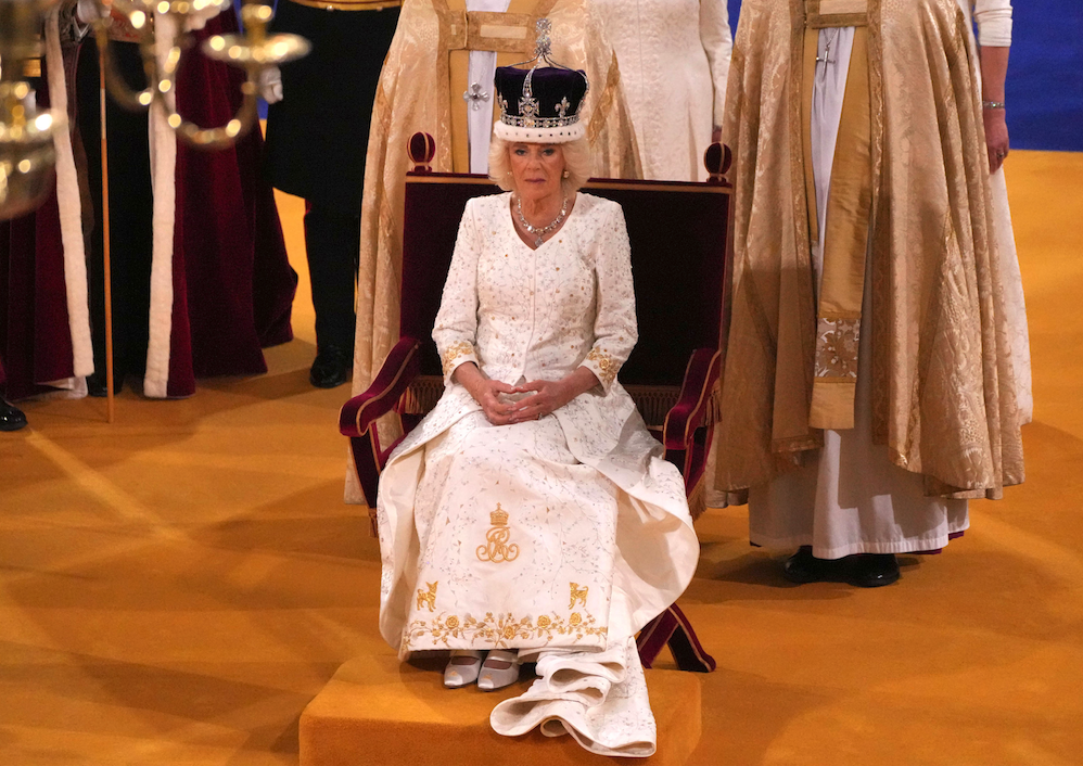 Il segreto di Camilla: le sue cagnoline ricamate in oro sull’abito ...